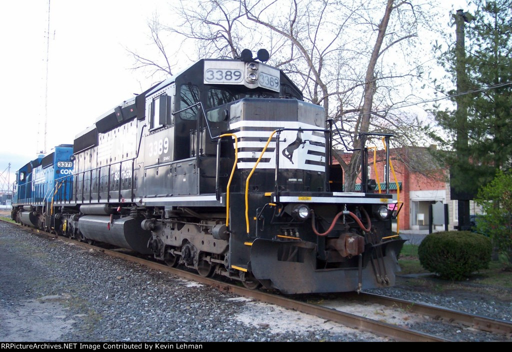 NS 3389 & 3371 sit on the mainline Delmar,De